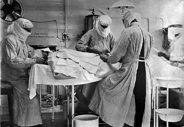 World War One: operating theatre in H.M.S. Burbis | Wellcome Collection