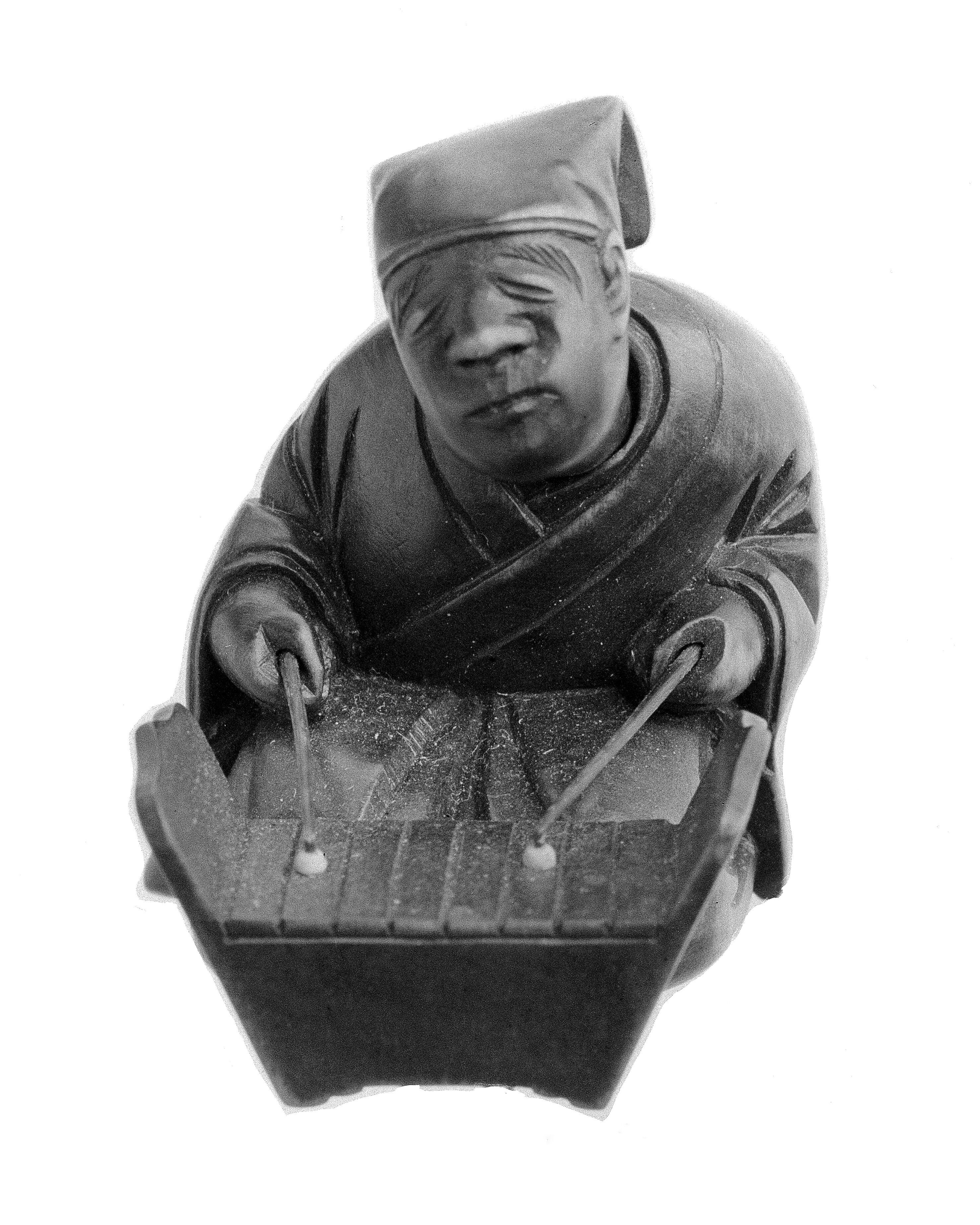 M0004137EA: Netsuke of a blindman playing a xylophone (mokkin ...