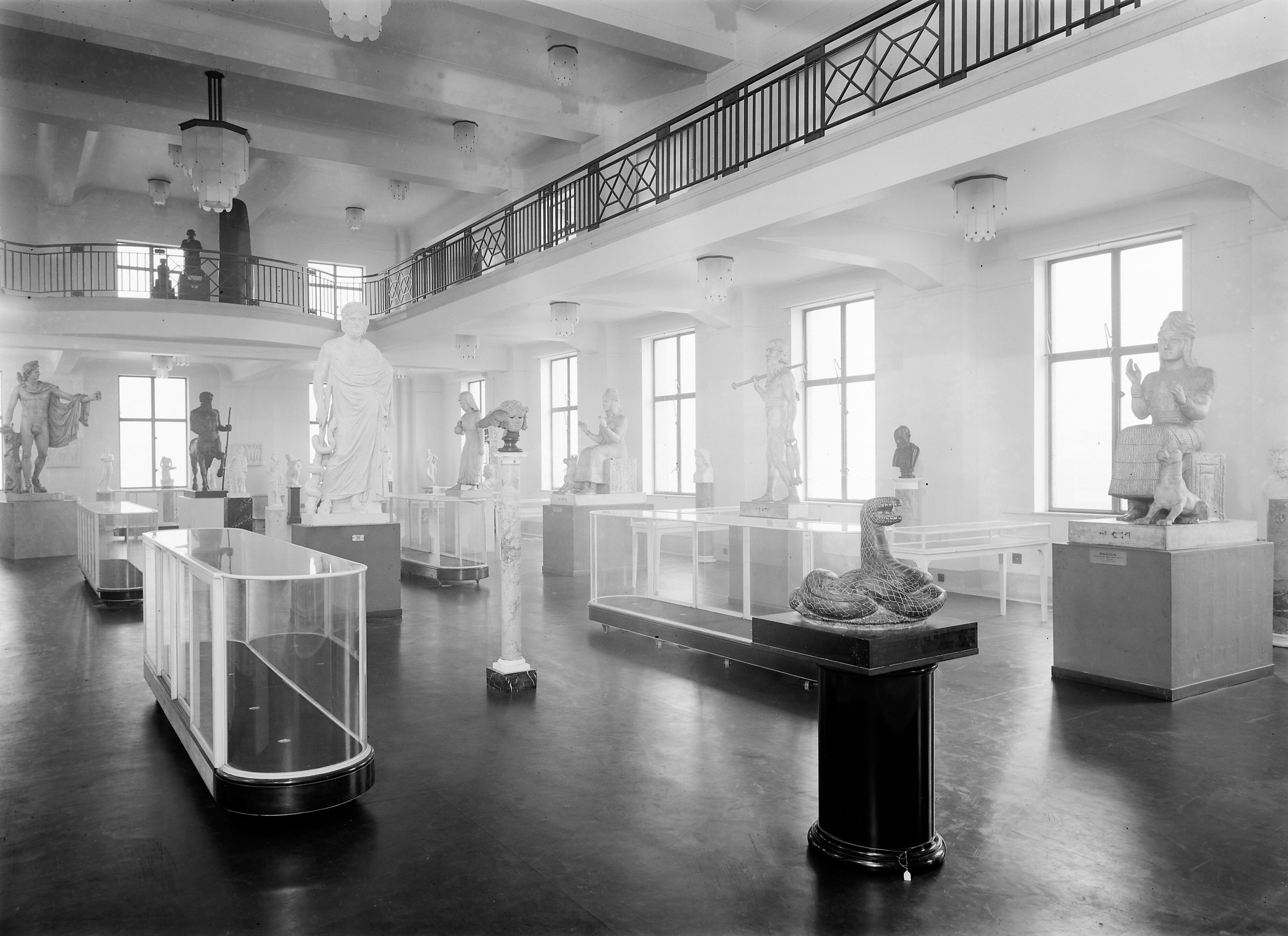 M0004506: Wellcome Historical Medical Museum, view of Hall of Statuary ...