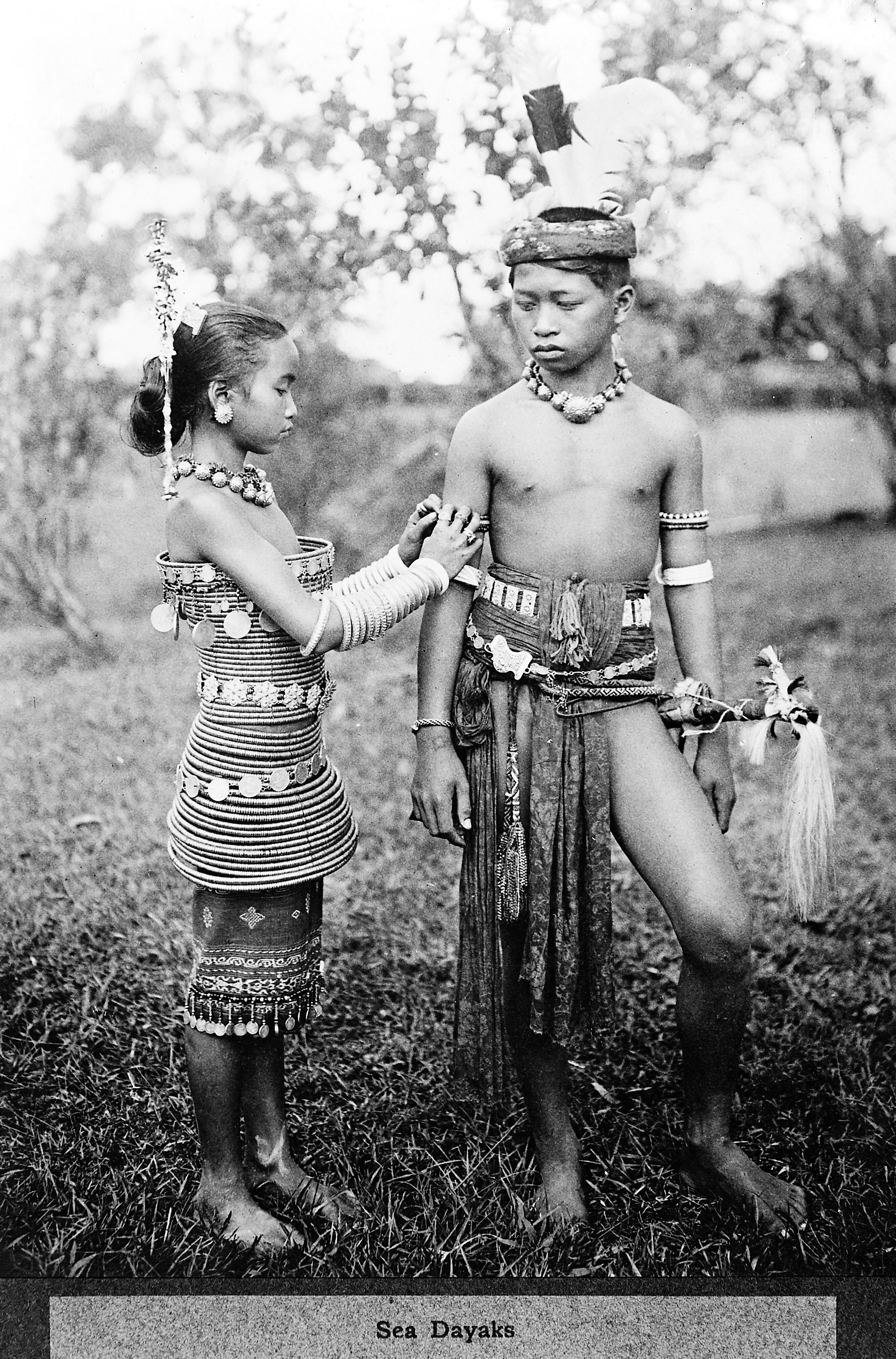 M0005538: A young Iban, or Sea Dayak, woman and man | Wellcome Collection