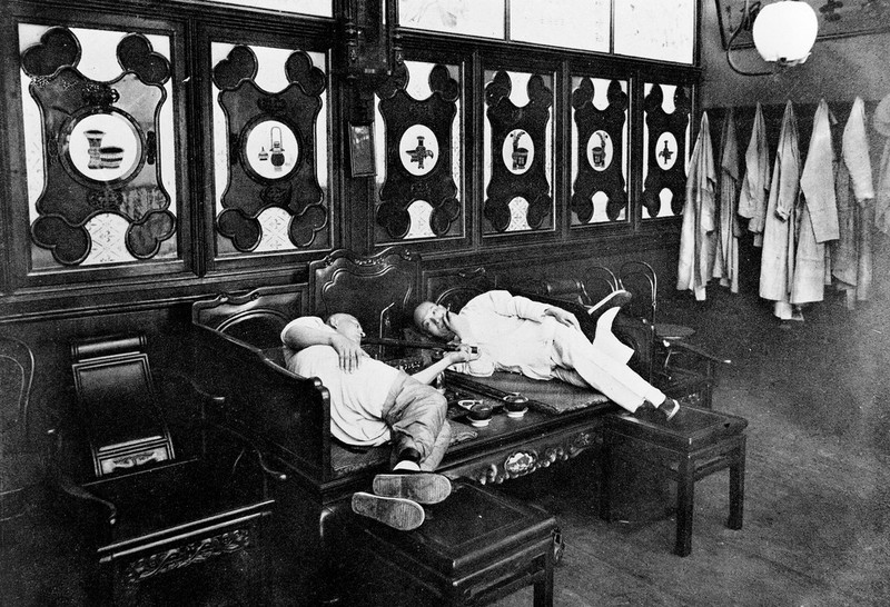 An elegant opium smoking room in Shanghai. | Wellcome Collection