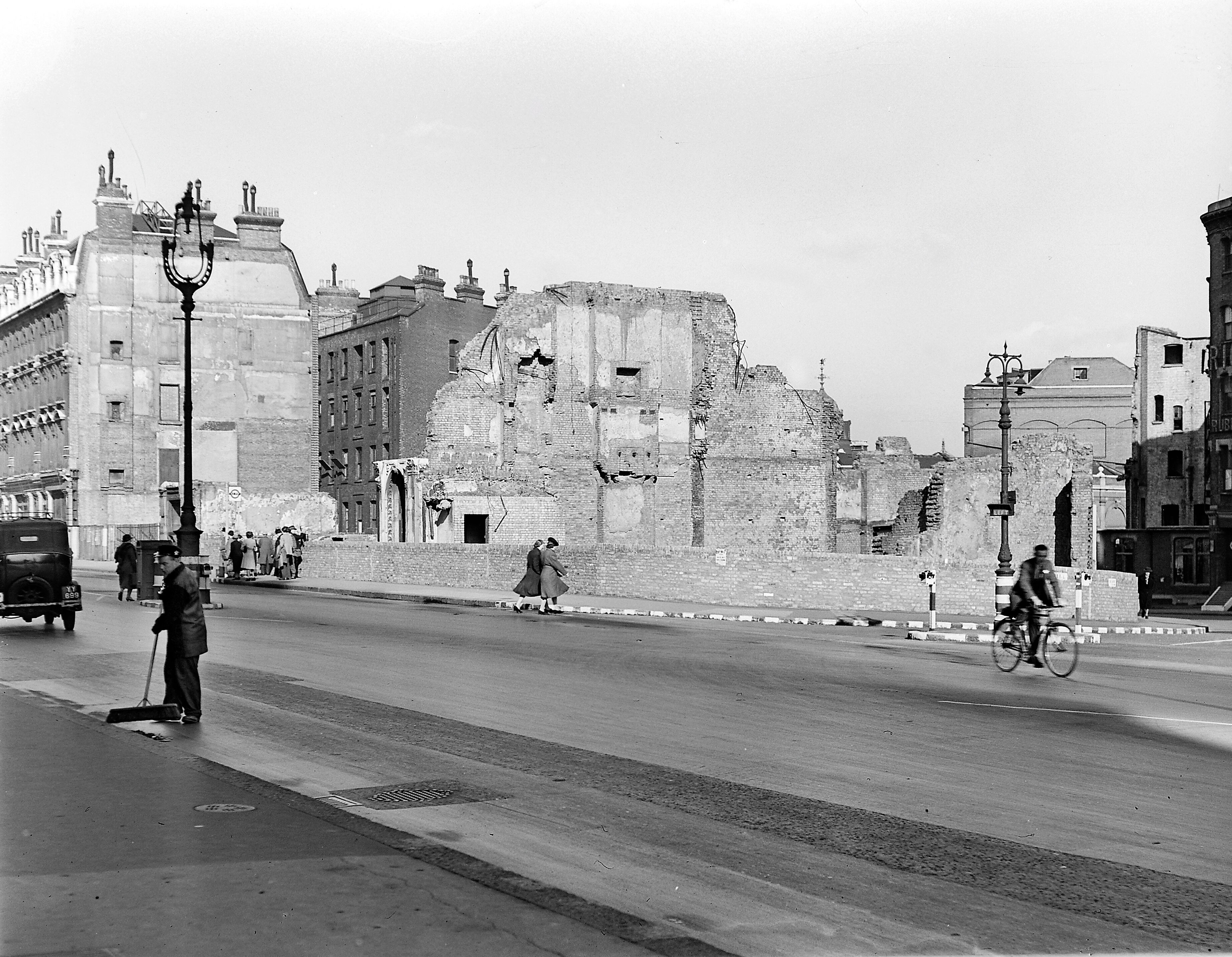 Burroughs and Wellcome building on Snow Hill | Wellcome Collection